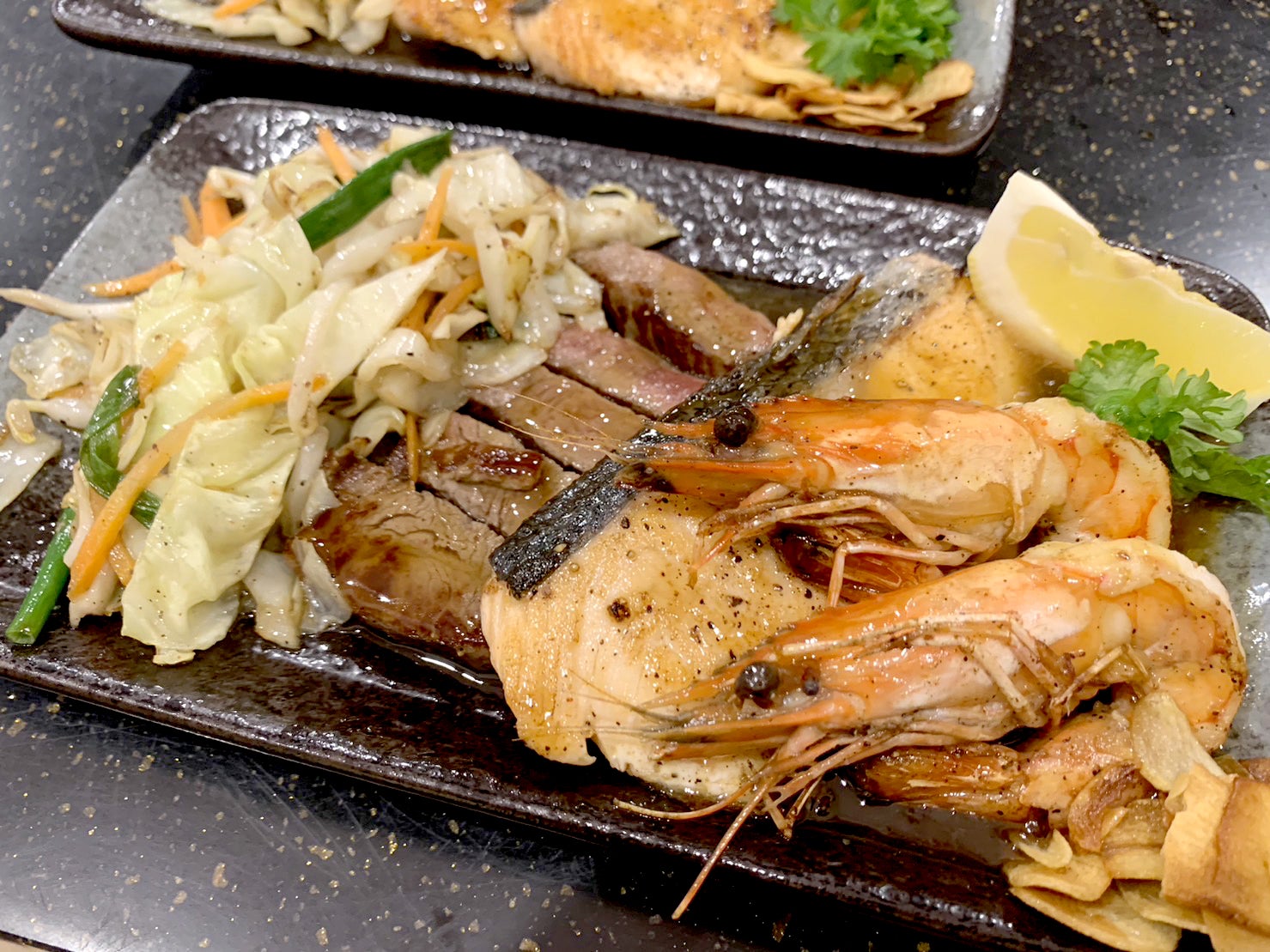 【Tokyo Teppan】熱々の鉄板焼きを楽しむ。香ばしいかおり漂うライブクッキングに心躍る